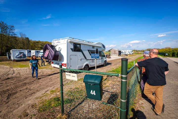 Buren boos over illegale camping op Kraaierslaan in Noordwijk. ’Het ...