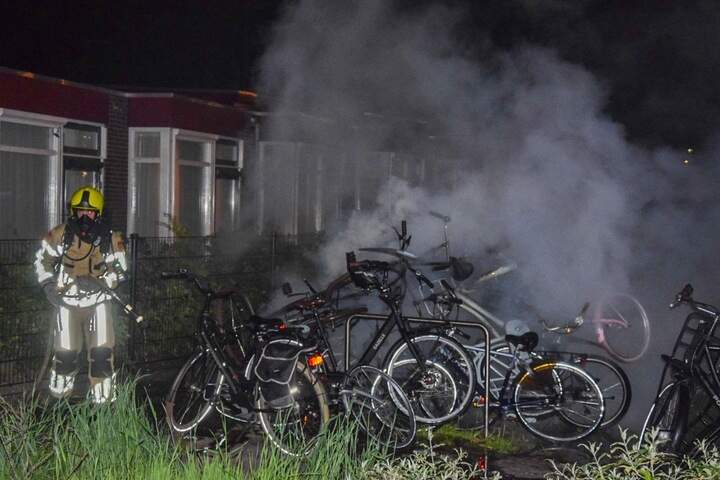 Stapel fietsen in vlammen in Leiderdorp, brandstichting niet ...
