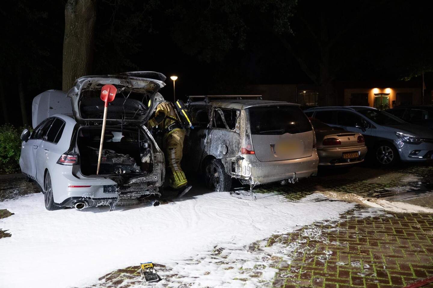 Autobrand in Alphen aan den Rijn, twee voertuigen beschadigd geraakt ...