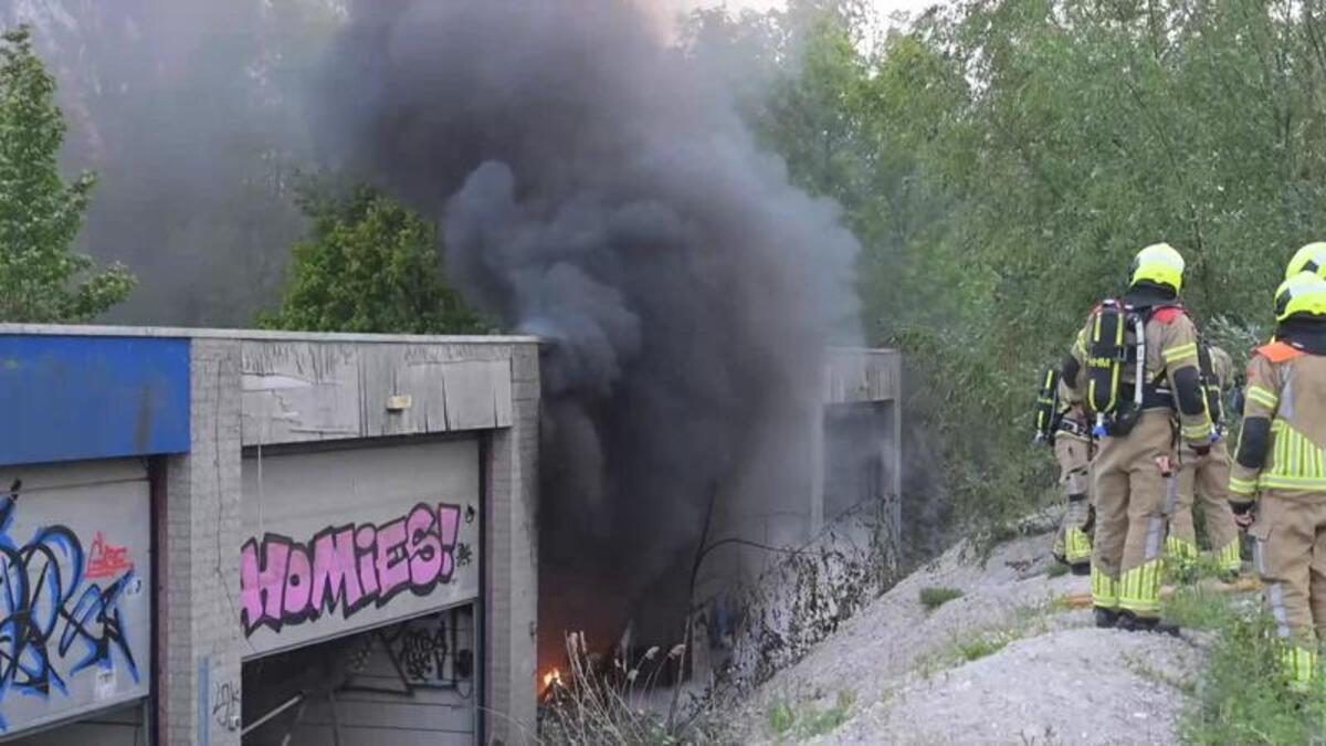 Veel rook vrijgekomen bij brand in garagebox Leiden | Leidsch Dagblad