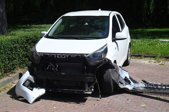 Automobilist ramt geparkeerde auto in Leiden | Leidsch Dagblad