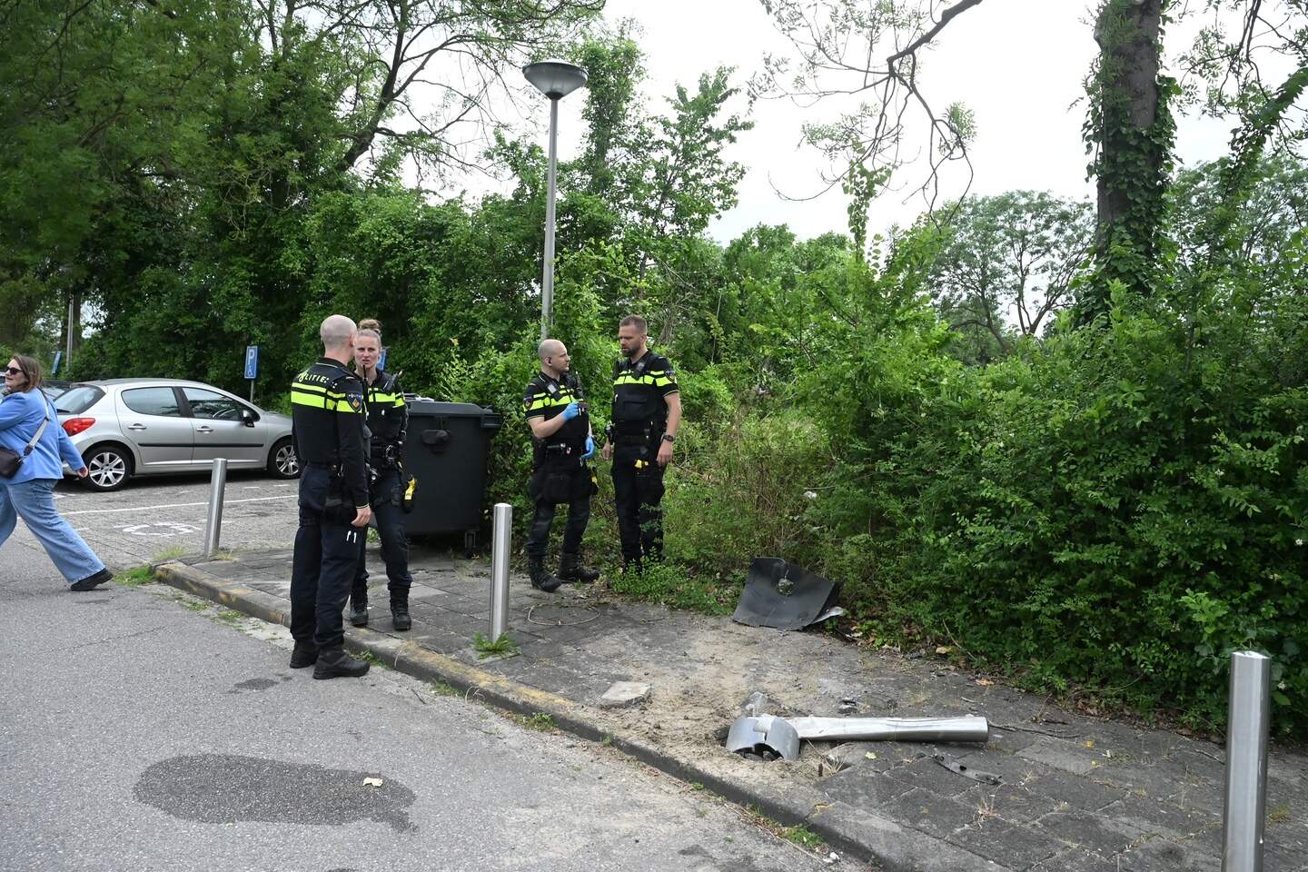 Twee mensen gered uit in sloot belande auto in Leiderdorp | Leidsch Dagblad