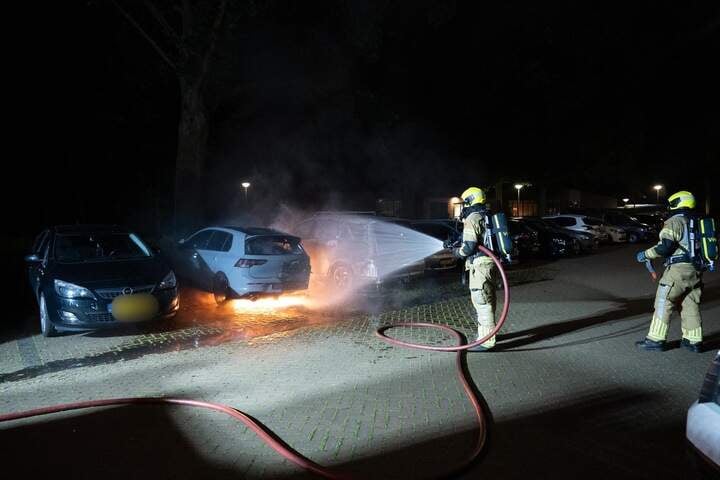 Autobrand in Alphen aan den Rijn, twee voertuigen beschadigd geraakt ...