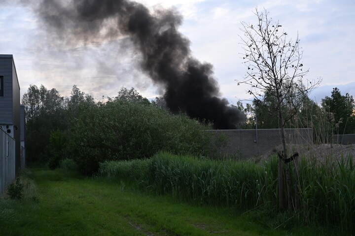 Veel rook vrijgekomen bij brand in garagebox Leiden | Leidsch Dagblad