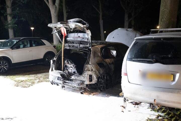 Autobrand in Alphen aan den Rijn, twee voertuigen beschadigd geraakt ...