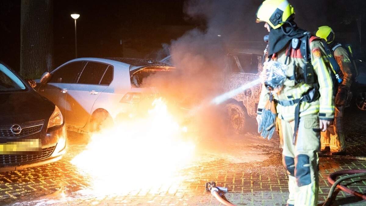 Autobrand in Alphen aan den Rijn, twee voertuigen beschadigd geraakt ...