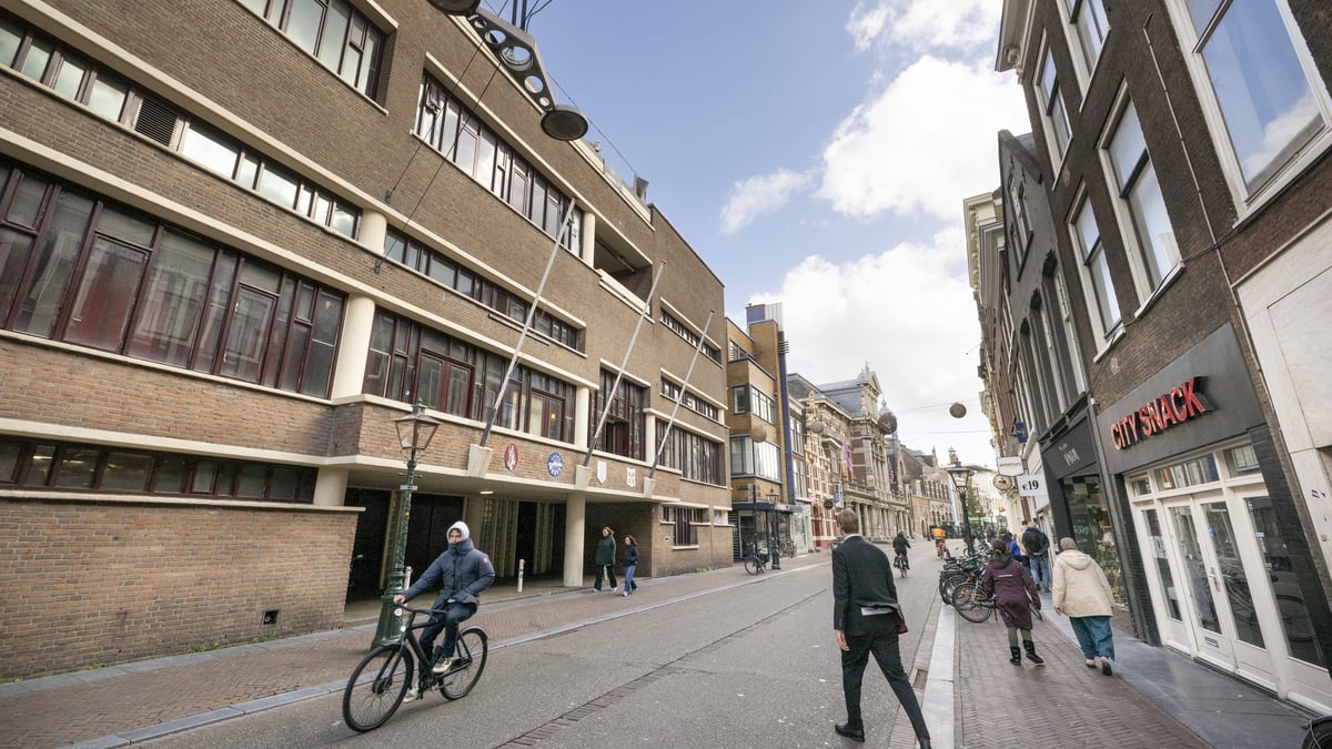 Ineens staat de Leestafel van Minerva op de Breestraat. Studenten ...