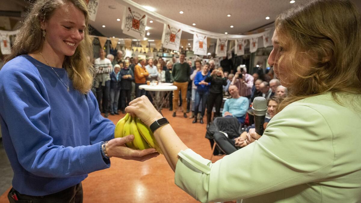Leidse roeister Karolien Florijn krijgt een tros bananen bij huldiging ...