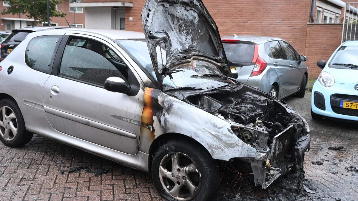 Auto onder het rijden in brand gevlogen in Leiden | Leidsch Dagblad