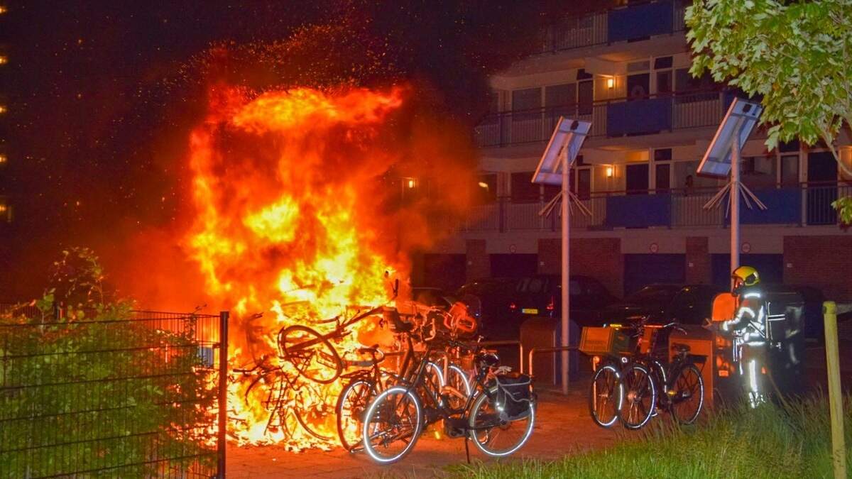 Stapel fietsen in vlammen in Leiderdorp, brandstichting niet ...