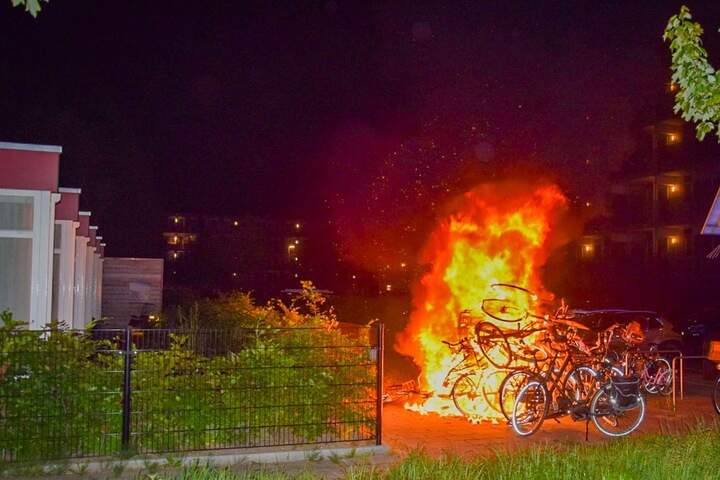 Stapel fietsen in vlammen in Leiderdorp, brandstichting niet ...