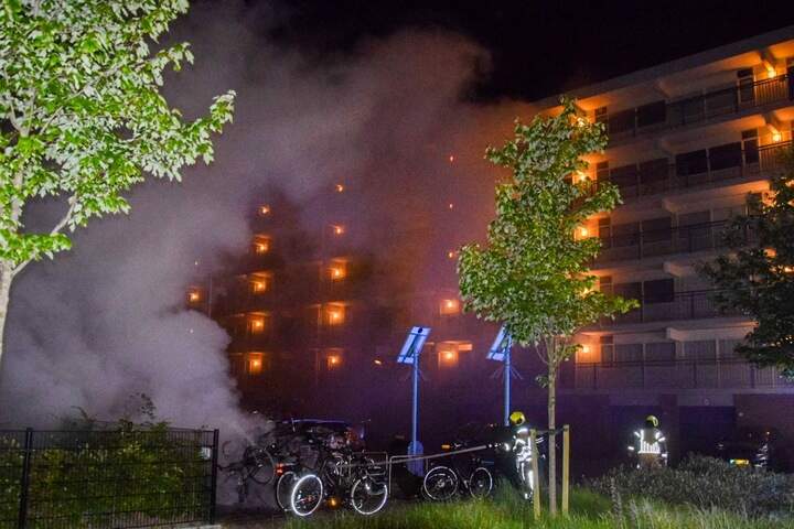 Stapel fietsen in vlammen in Leiderdorp, brandstichting niet ...