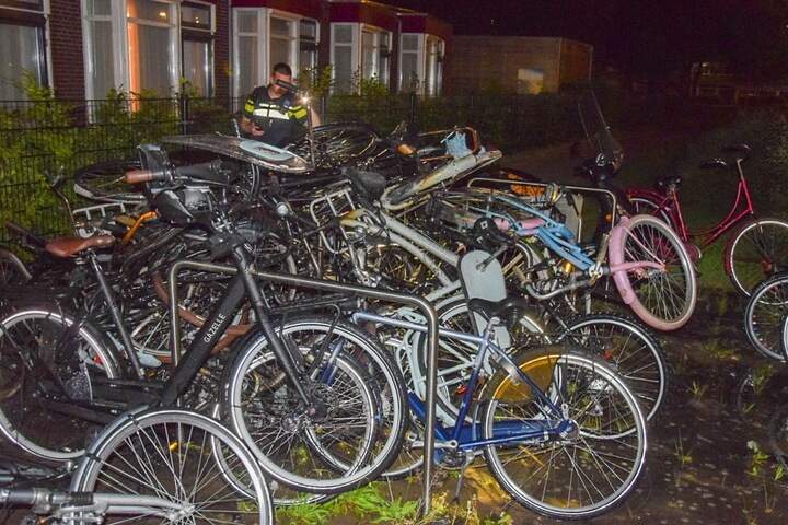 Stapel fietsen in vlammen in Leiderdorp, brandstichting niet ...