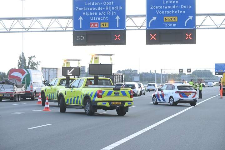 Drie voertuigen betrokken bij aanrijding op A4 bij Leiden, veel schade ...