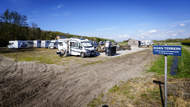 Buren boos over illegale camping op Kraaierslaan in Noordwijk. ’Het ...