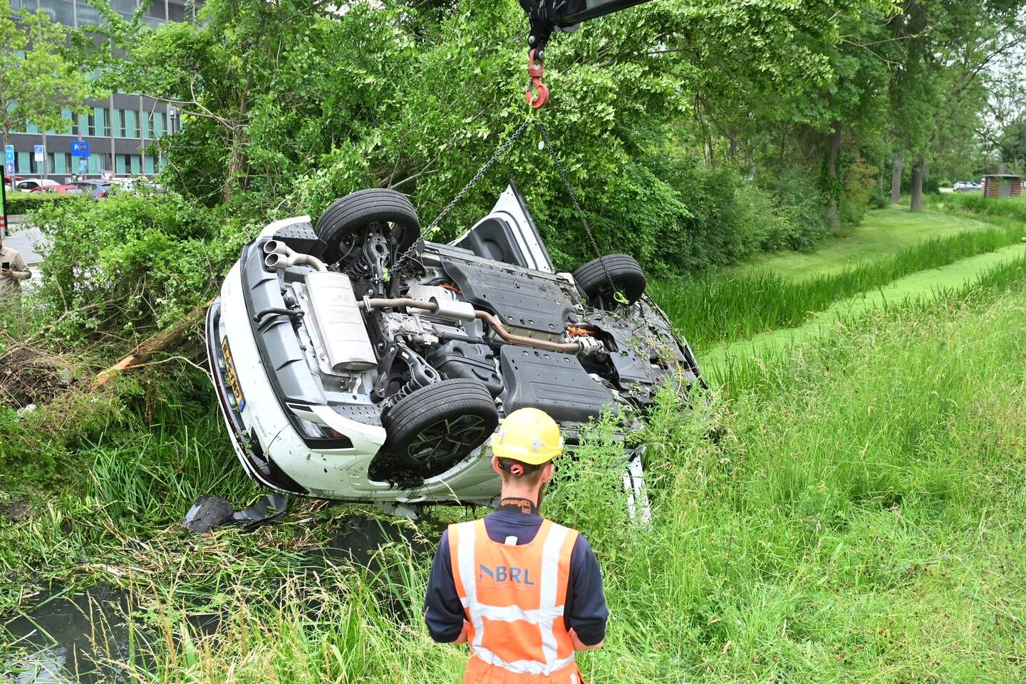 Twee mensen gered uit in sloot belande auto in Leiderdorp | Leidsch Dagblad