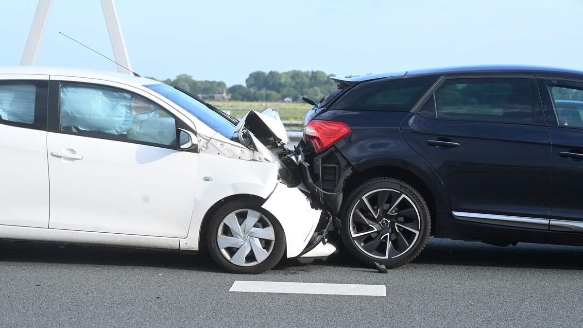 Drie voertuigen betrokken bij aanrijding op A4 bij Leiden, veel schade ...