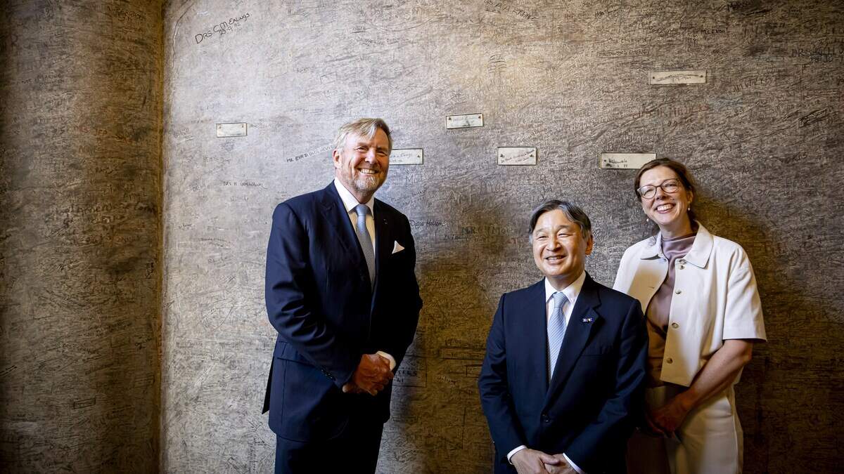 Japanse keizer Naruhito bezoekt Leiden en zwaait naar publiek op het ...
