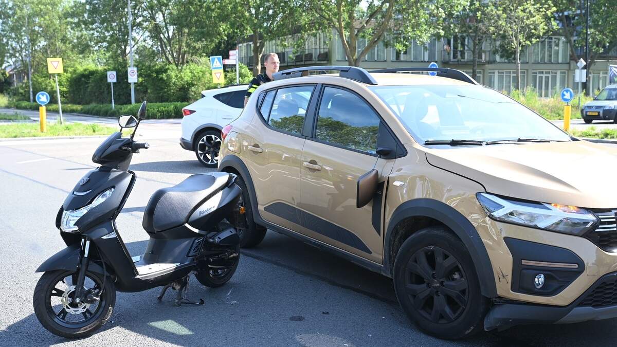 Scooterrijder gewond bij botsing met auto in Voorschoten | Leidsch Dagblad