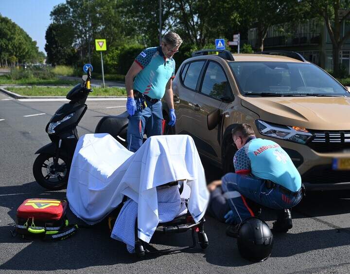 Scooterrijder gewond bij botsing met auto in Voorschoten | Leidsch Dagblad