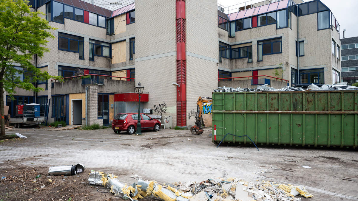 Langverwachte sloop Stadsbouwhuis aan Langegracht begonnen | Leidsch ...